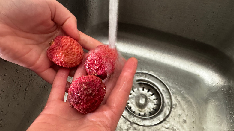 How To Eat Lychees The Right Way, From Peeling To Serving