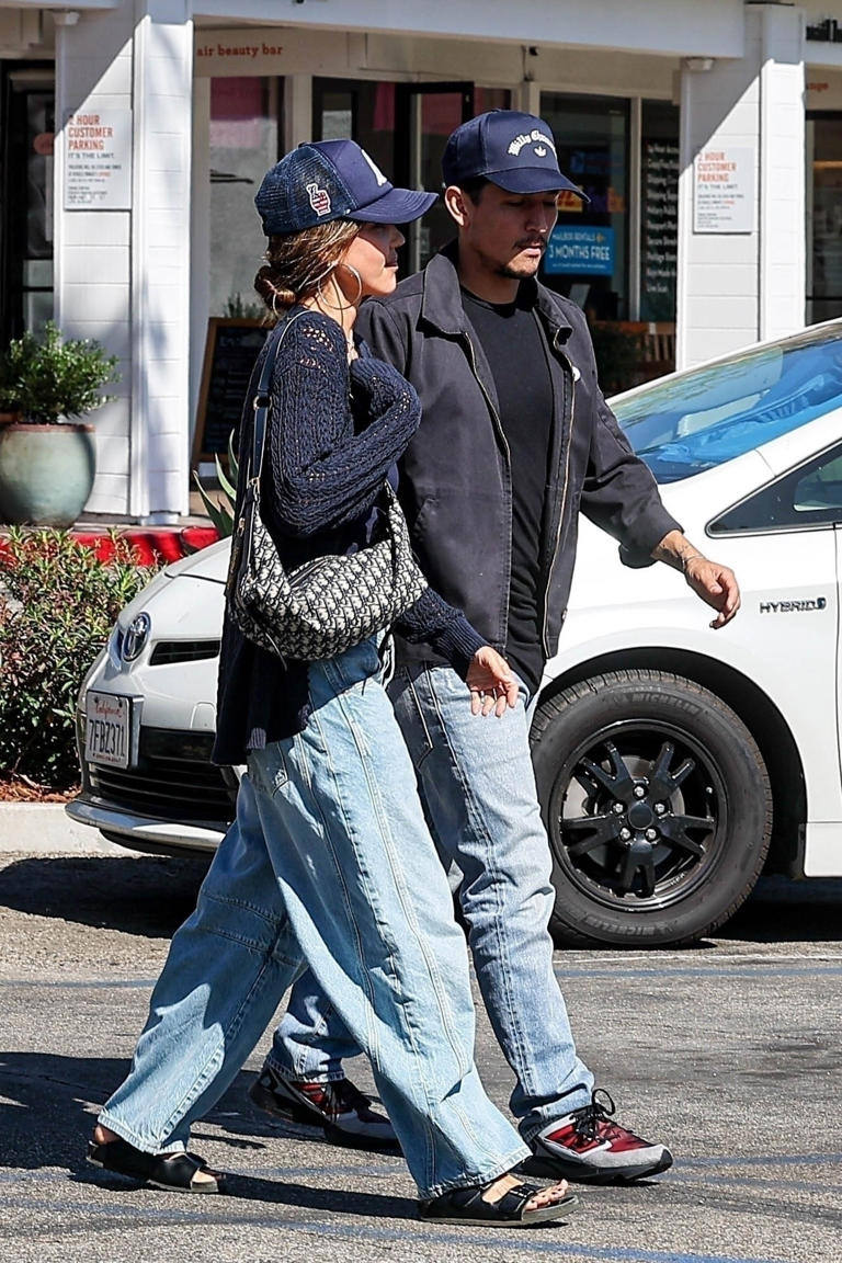 Jessica Alba and new beau Danny Ramirez can’t keep their hands off each ...