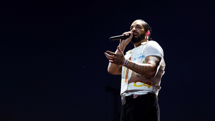 Drake Tells Amsterdam Concertgoers, “I Didn’t Get Here By Being A Snake”