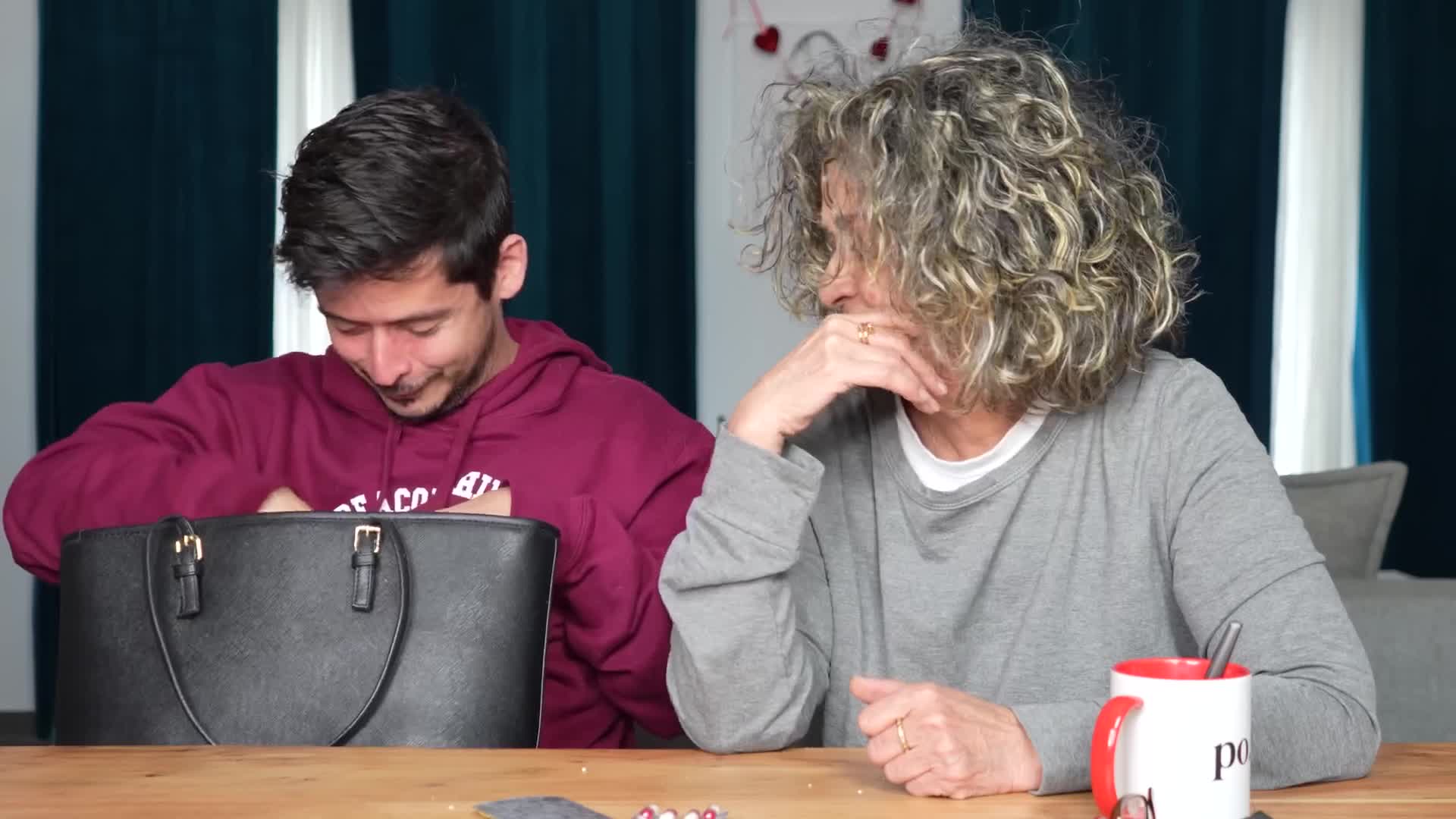 Qu'est-ce qui se trouve dans le sac de ma mère ? 👜