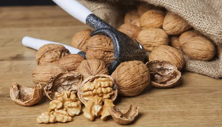 7 Amazing Benefits of Using Walnuts for Skin