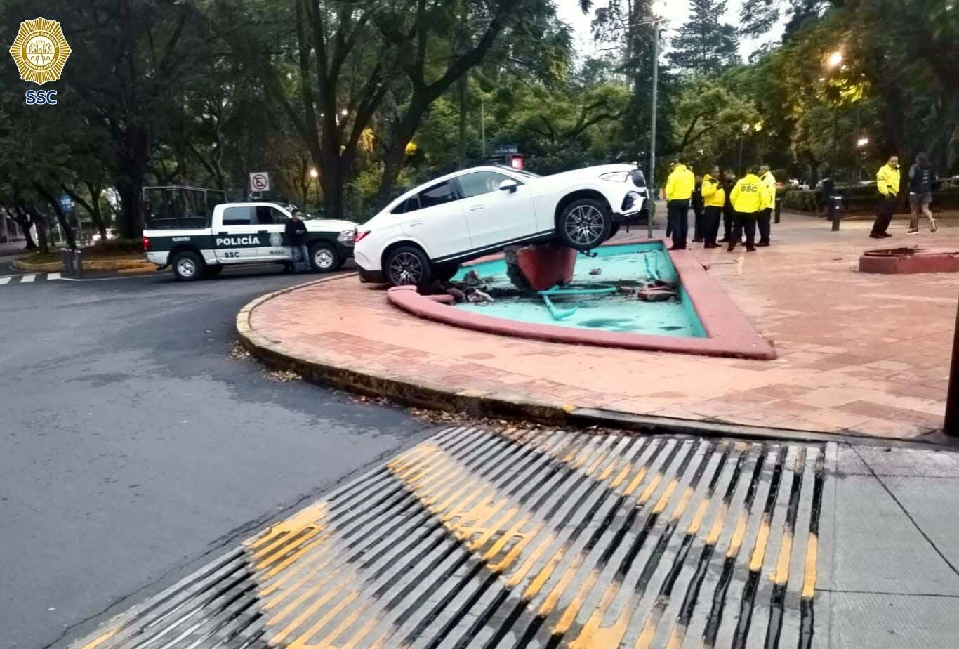 Camioneta de lujo termina en fuente de Polanco; el conductor se quedó ...