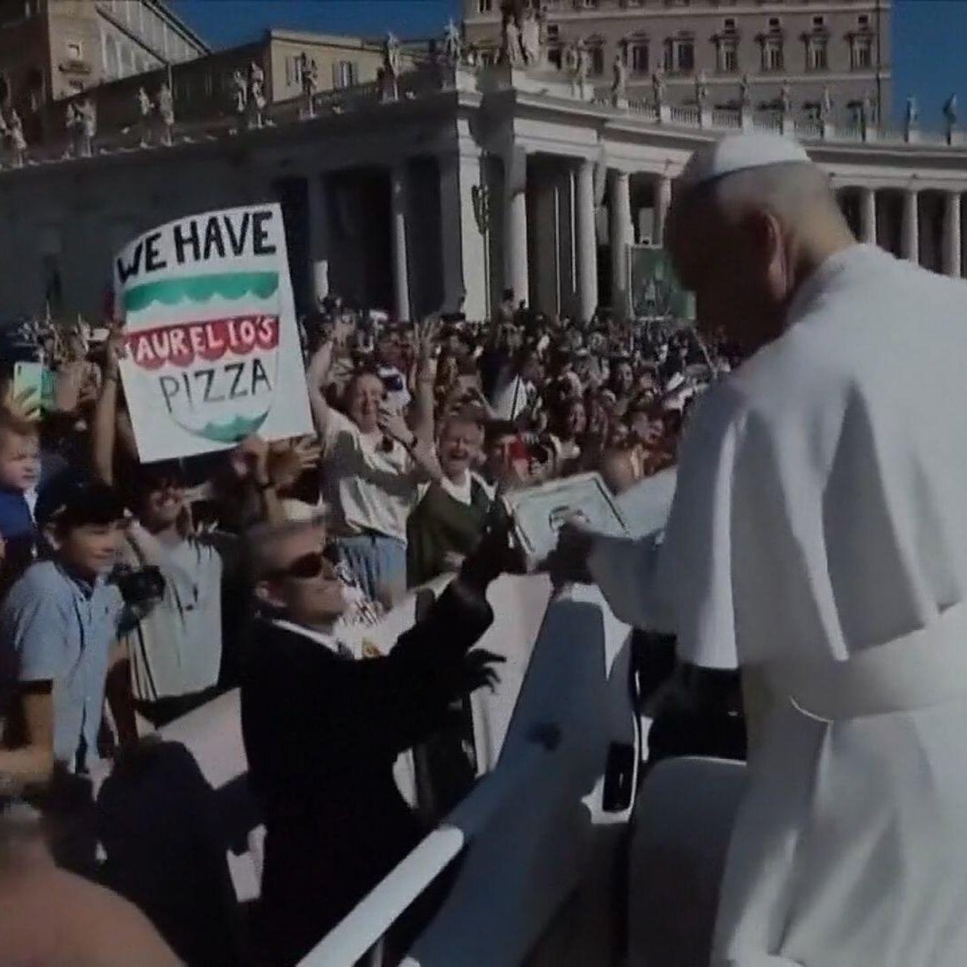 Chicagoans deliver Aurelio's pizza to Pope Leo XIV