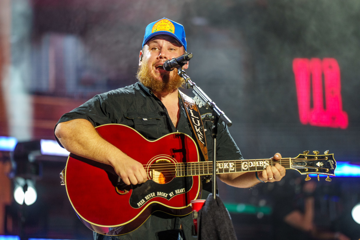 Country Star Doesn't Dare Step on Chicago Skydeck's 103-Floor Glass ...