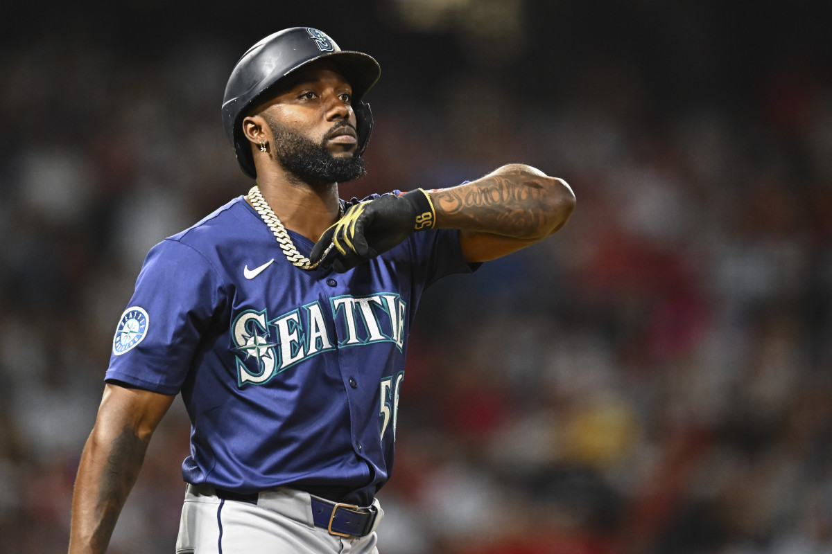 Mariners' Randy Arozarena announces move outside MLB on Thursday