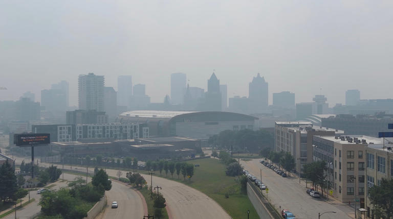 As Canada wildfire smoke spreads, Midwest air quality plummets. When ...