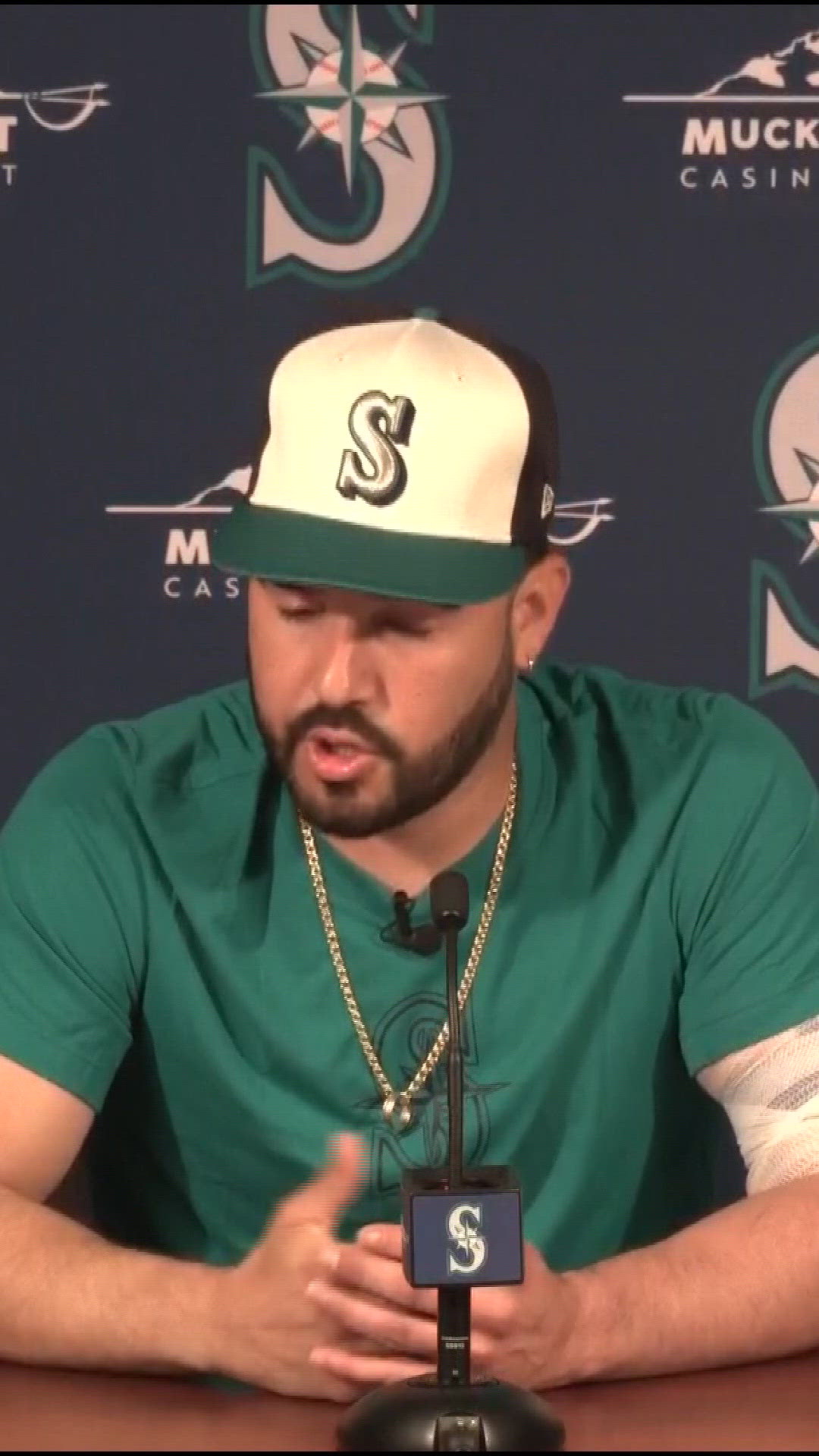 New Mariners third baseman Suárez gives health update on his injured hand