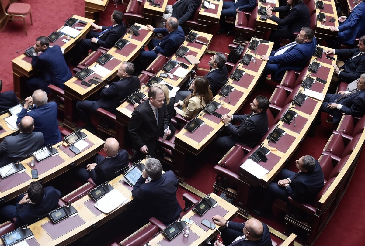 Βουλή : Πως φτάσαμε στα «γαλάζια» άδεια έδρανα και στην επιστολική ψήφο ...