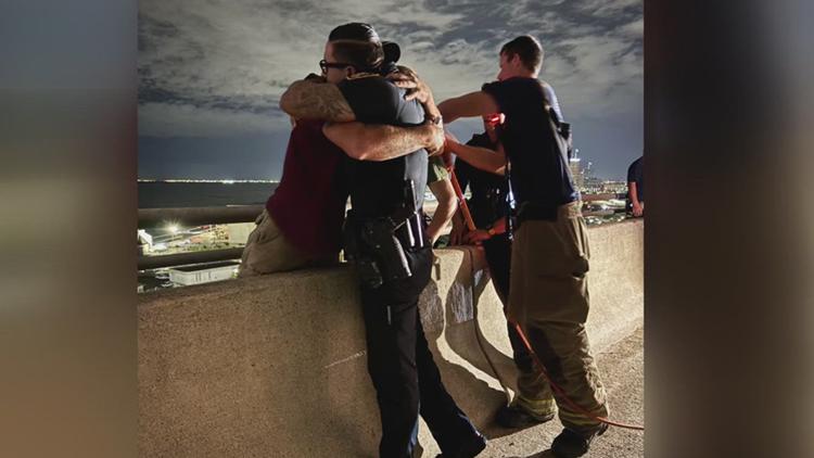 Officers' compassion captured in viral Harbor Bridge rescue photo