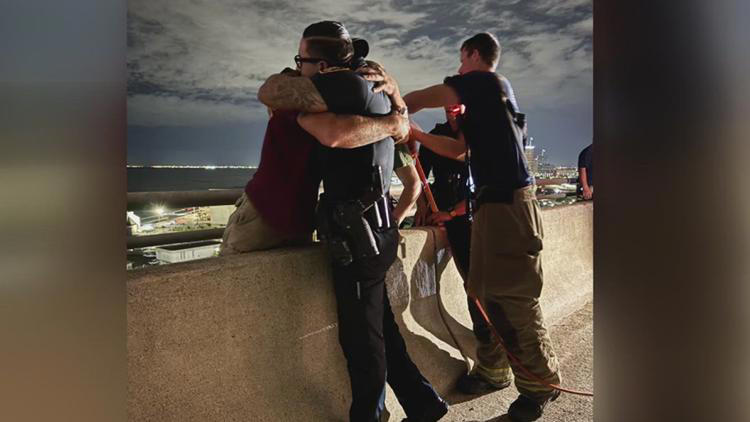 Officers' compassion captured in viral Harbor Bridge rescue photo