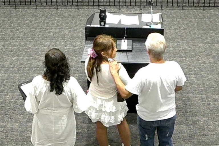 Chaos erupts after daughter of detained Long Island bagel boss breaks ...