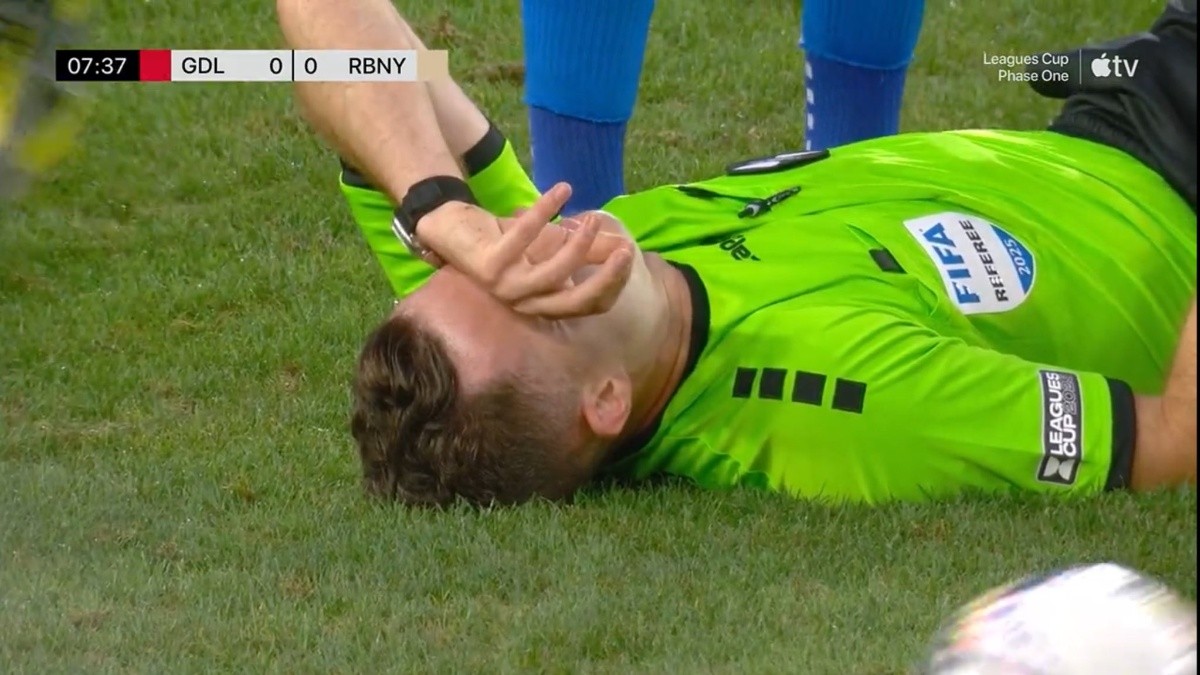 Árbitro se lesiona en pleno partido de Chivas en Leagues Cup; cuarto ...