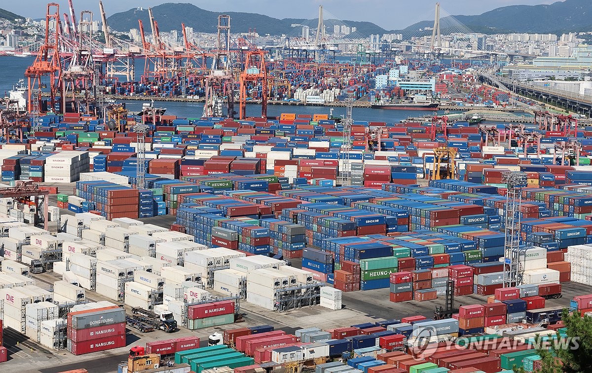 (LEAD) S. Korea's exports grow 5.9 pct on-year in July on strong chip ...