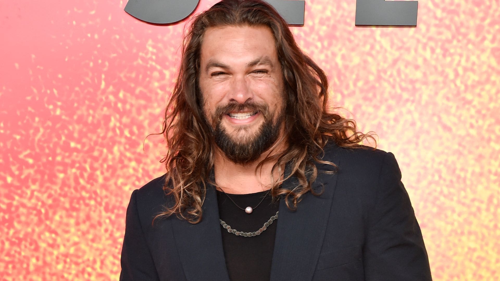 Jason Momoa luce irreconocible tras afeitarse la barba por primera vez ...