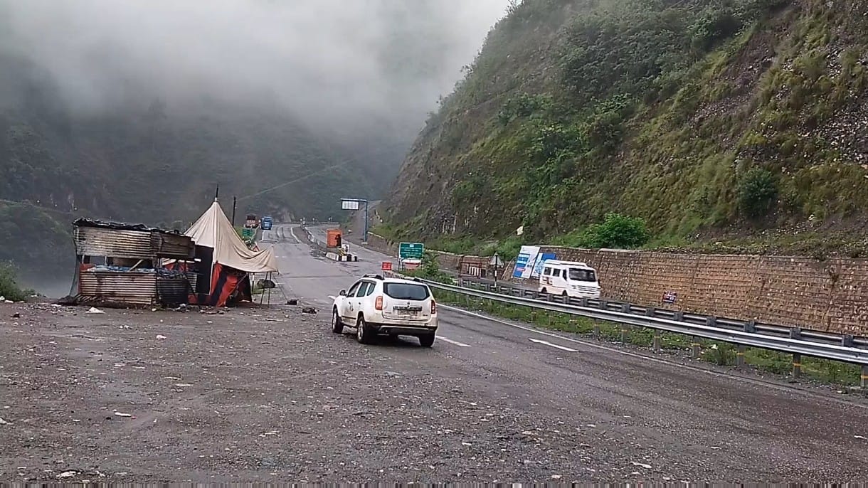 Traffic moves smoothly on Jammu Srinagar National Highway, Mughal Road ...