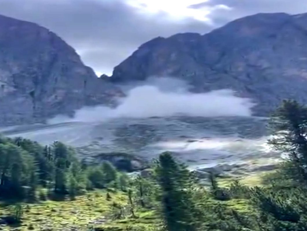 Rock avalanche rolls toward hikers: panic breaks out