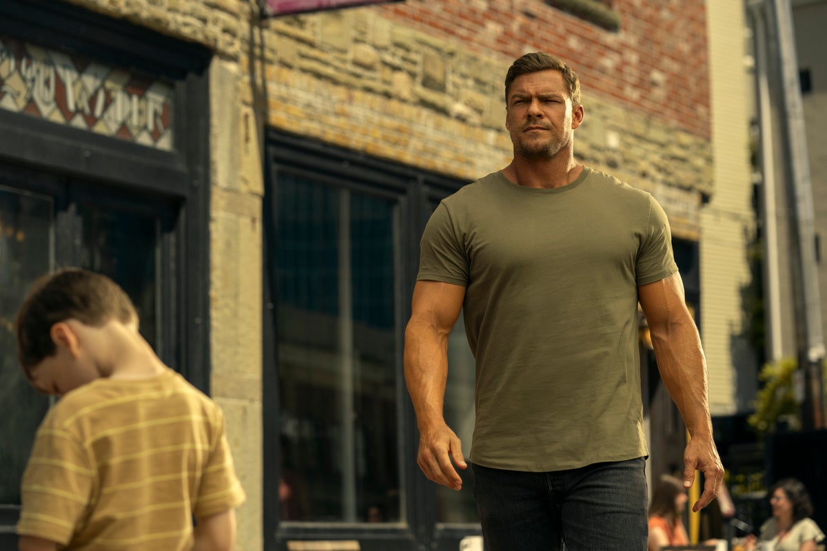 I tried Reacher star Alan Ritchson’s three-move workout for bigger arms ...