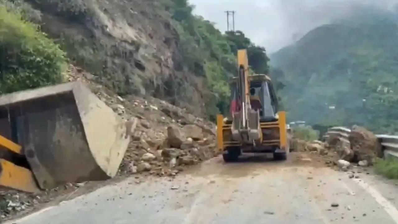 Massive Landslide in Mandi Blocks Chandigarh–Manali Highway Near Pandoh ...