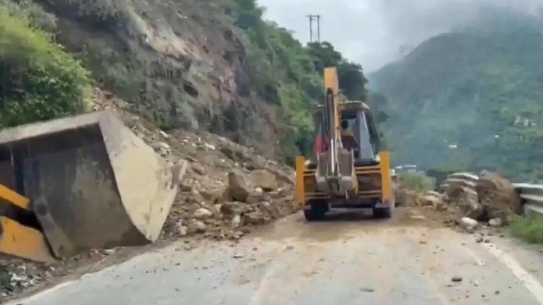 Massive Landslide in Mandi Blocks Chandigarh–Manali Highway Near Pandoh Dam: VIDEO