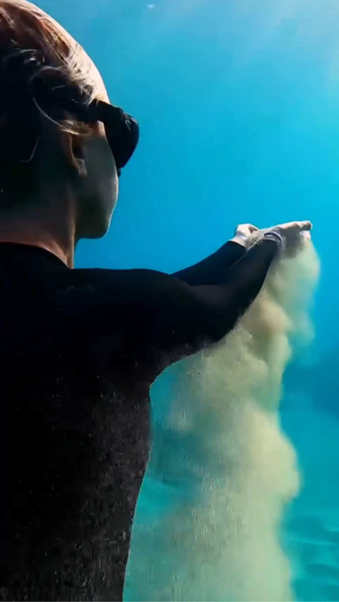 Playing with Sand Underwater – Mesmerizing Moments Below the Surface