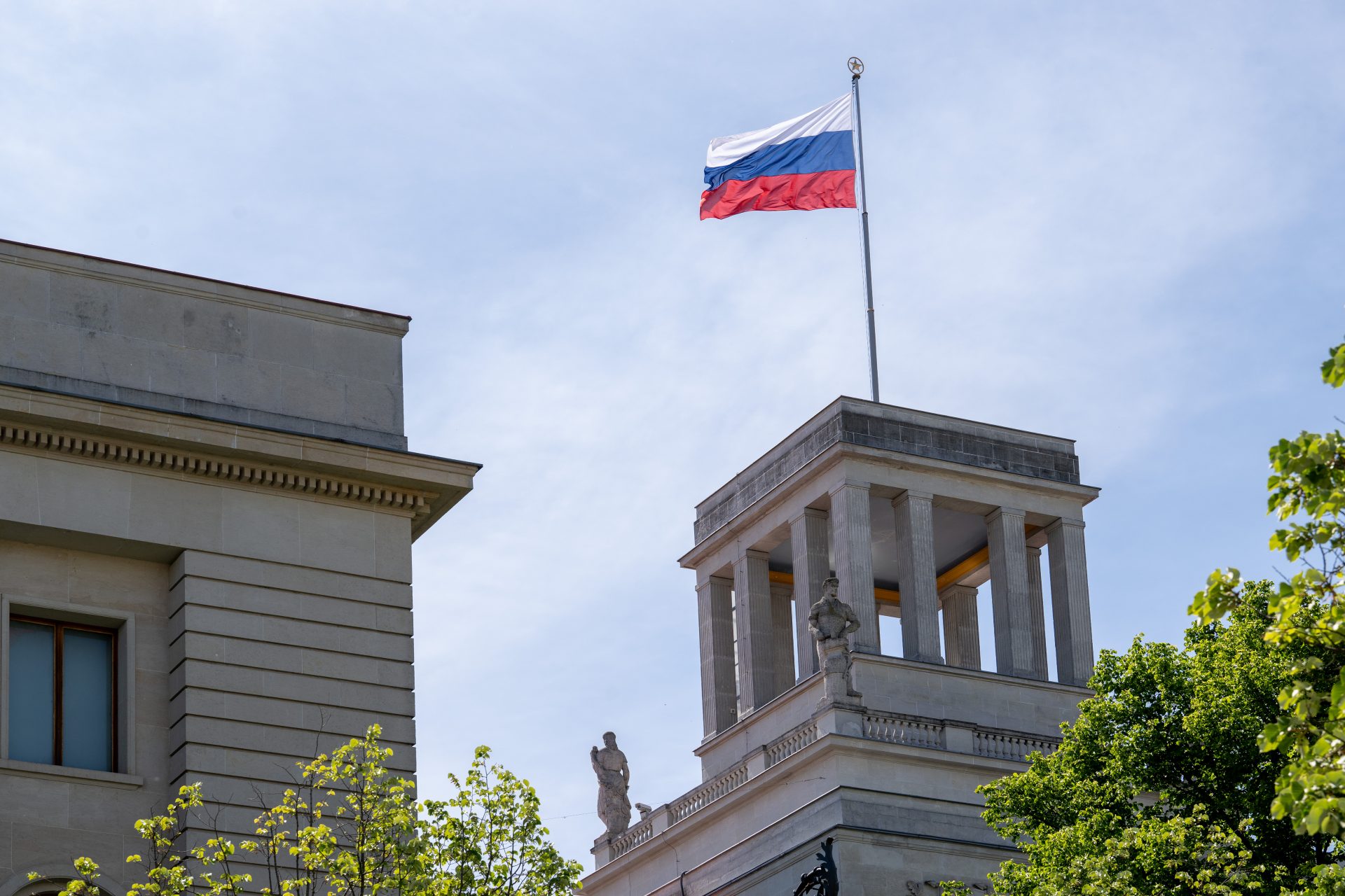 5 Quick Fixes To Reduce Bloating After Heavy Meals!