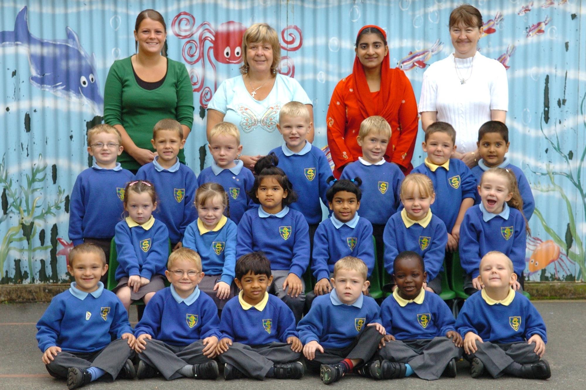 27 emotional pictures capturing Preston children on their first day at ...