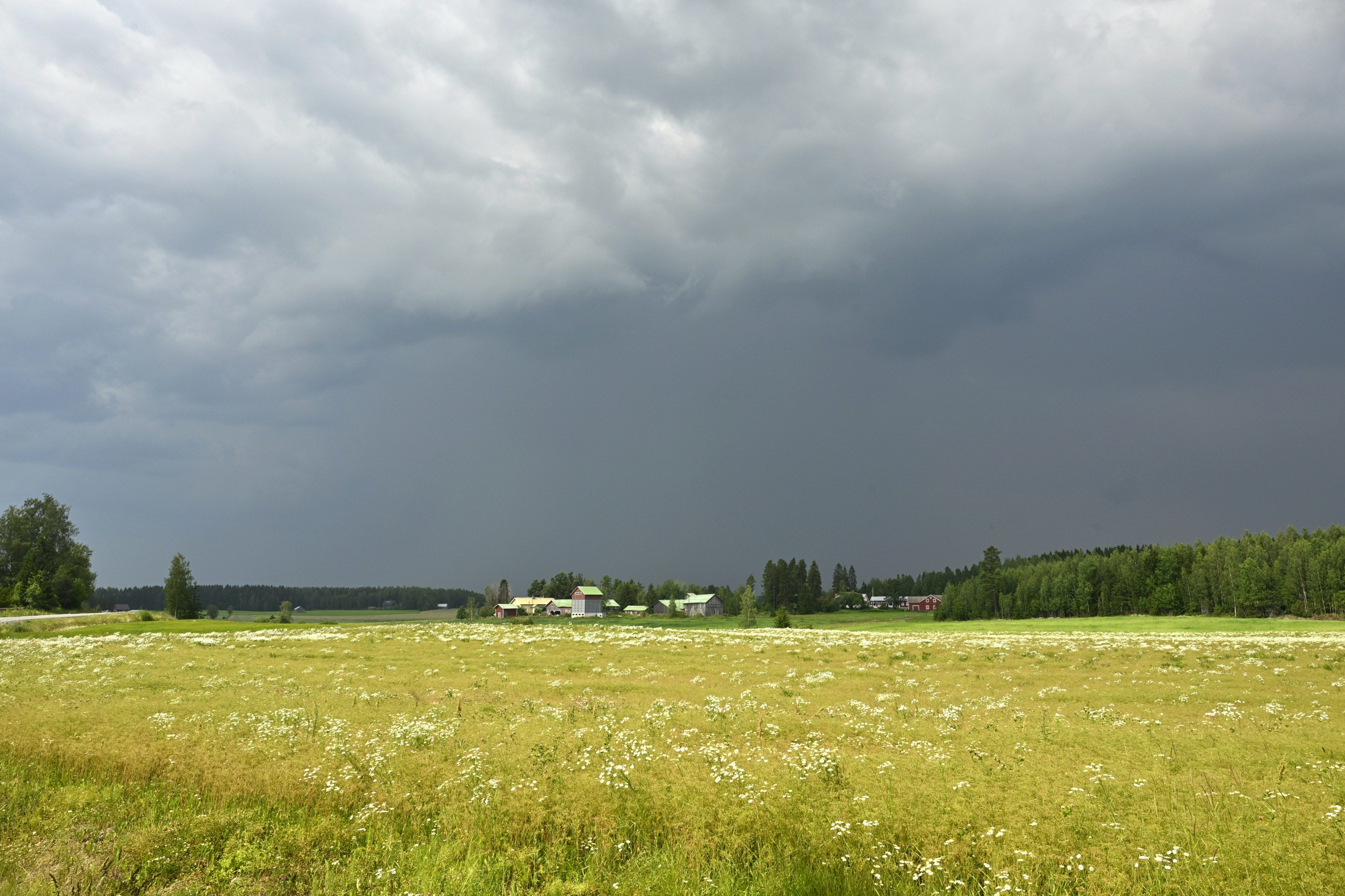 Helteet jäävät taakse, luvassa sadetta ja ukkosta