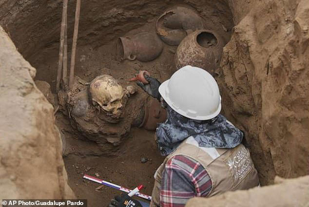 Baffled construction workers discover a 1,000-year-old Peruvian mummy ...