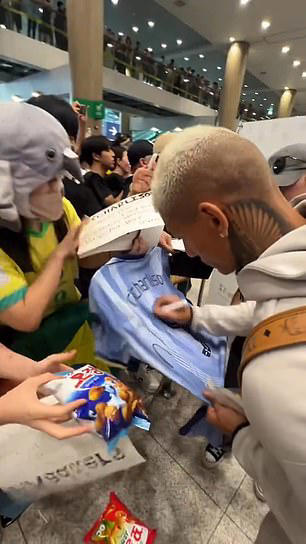 Moment South Korean Tottenham fan bursts into tears after meeting James ...