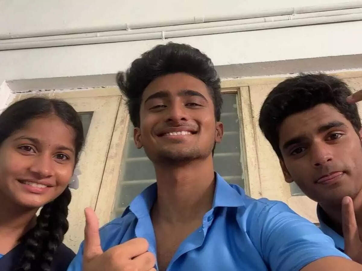 Actor Roshan enjoys a fun time on the sets of 'Heartbeat 2'; watch