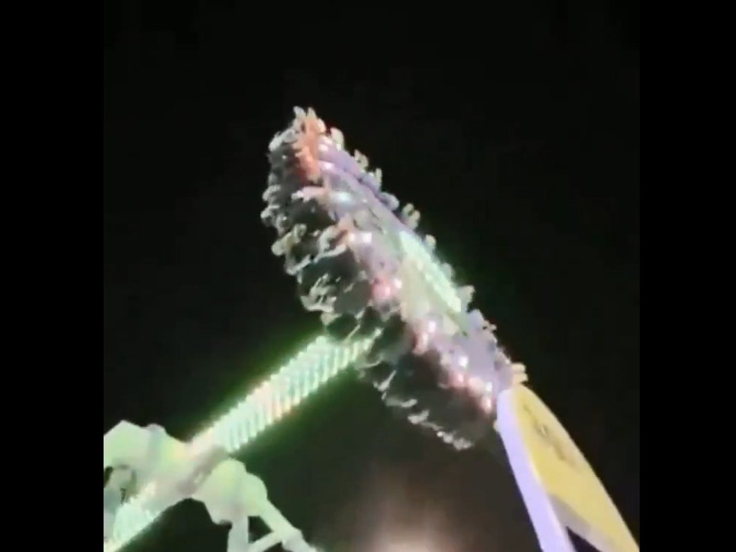Horror accident: Carousel collapses in the middle of the ride