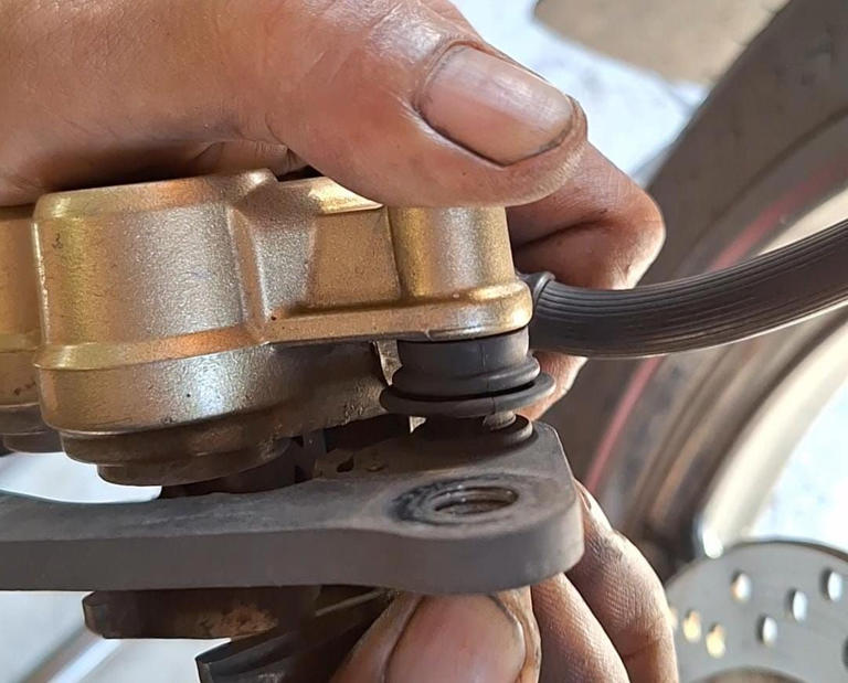 Enggak Nyangka, Part Mungil Ini Bikin Rem Cakram Motor Seret