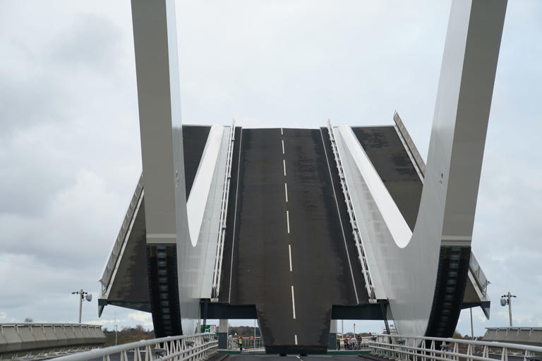 Warning over drivers running red lights at £145 million lifting bridge