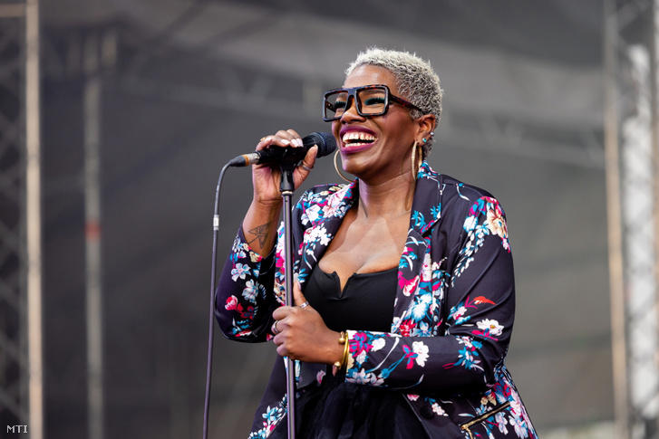 A nevem Kennedy, és ma este én leszek az elnökötök!