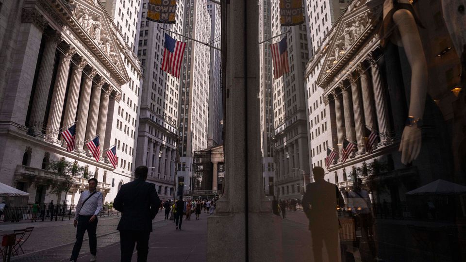 Dow sinks 500 points, global stocks drop as Trump unveils his tariffs