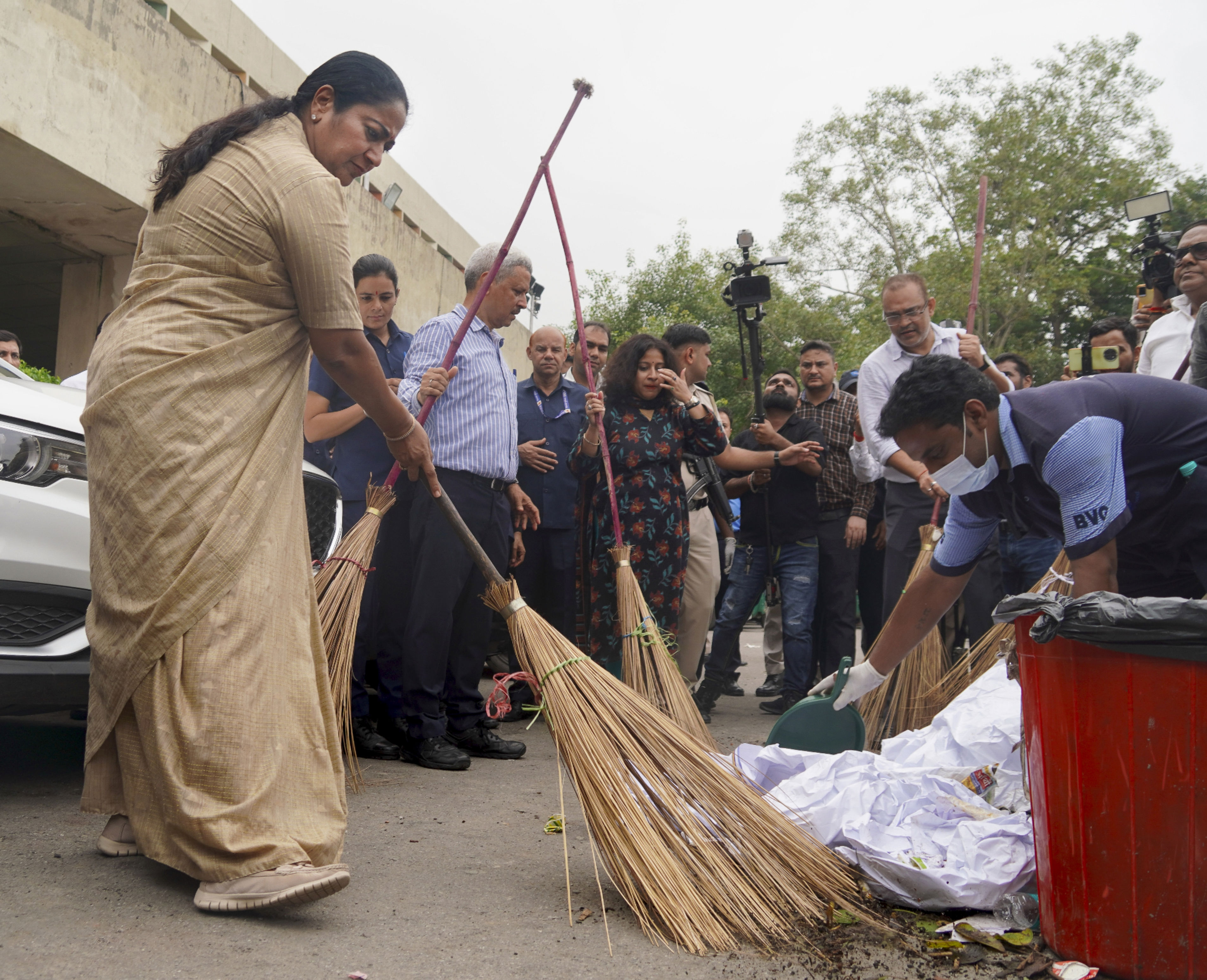 CM Rekha Gupta launches month-long 'Delhi Ko Koode Se Azaadi' campaign