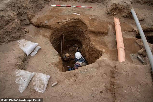 Baffled construction workers discover a 1,000-year-old Peruvian mummy ...