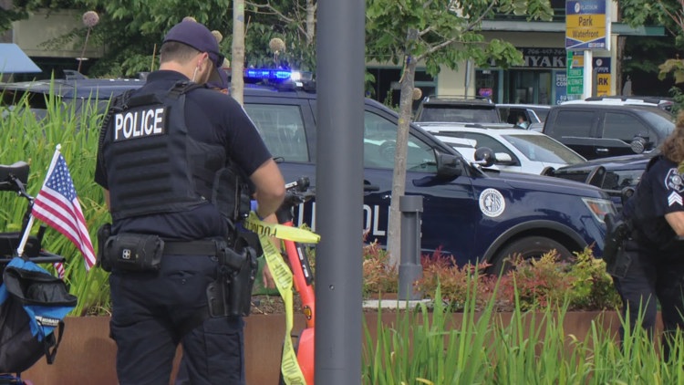Despite shooting, crowds pack Seattle Waterfront on first busy night ...