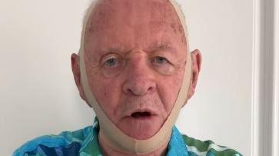 Anthony Hopkins prova la maschera viso di Kim Kardashian: l'ironia nei ...