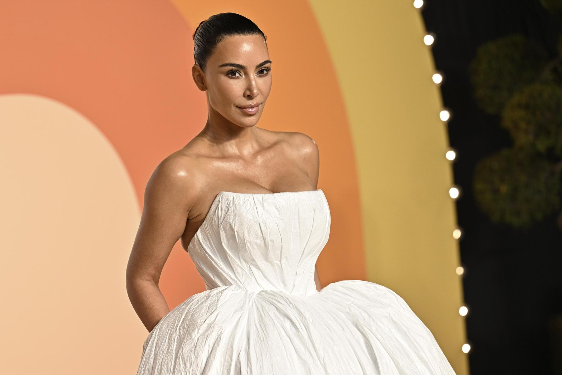 Neue Gesichtsmaske: Anthony Hopkins macht sich über Kim Kardashian lustig