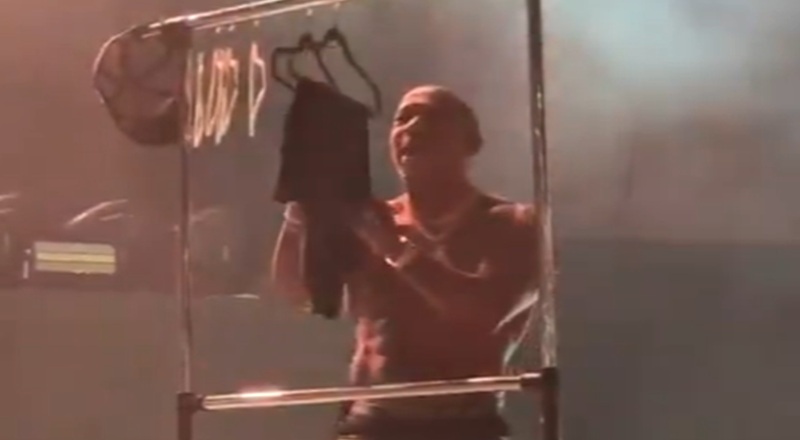 Ja Rule gets dressed onstage during his concert routine [VIDEO]