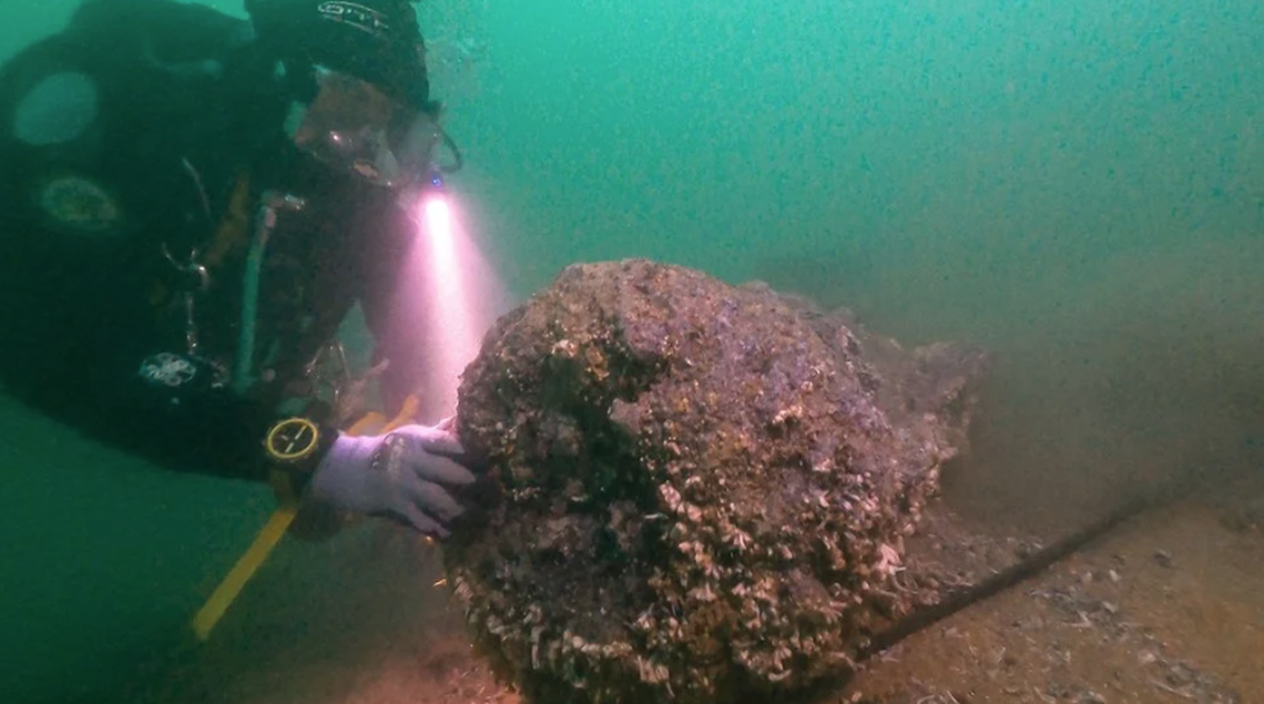 ‘Remarkable' 320-year-old warship explored as shifting sands reveal new ...