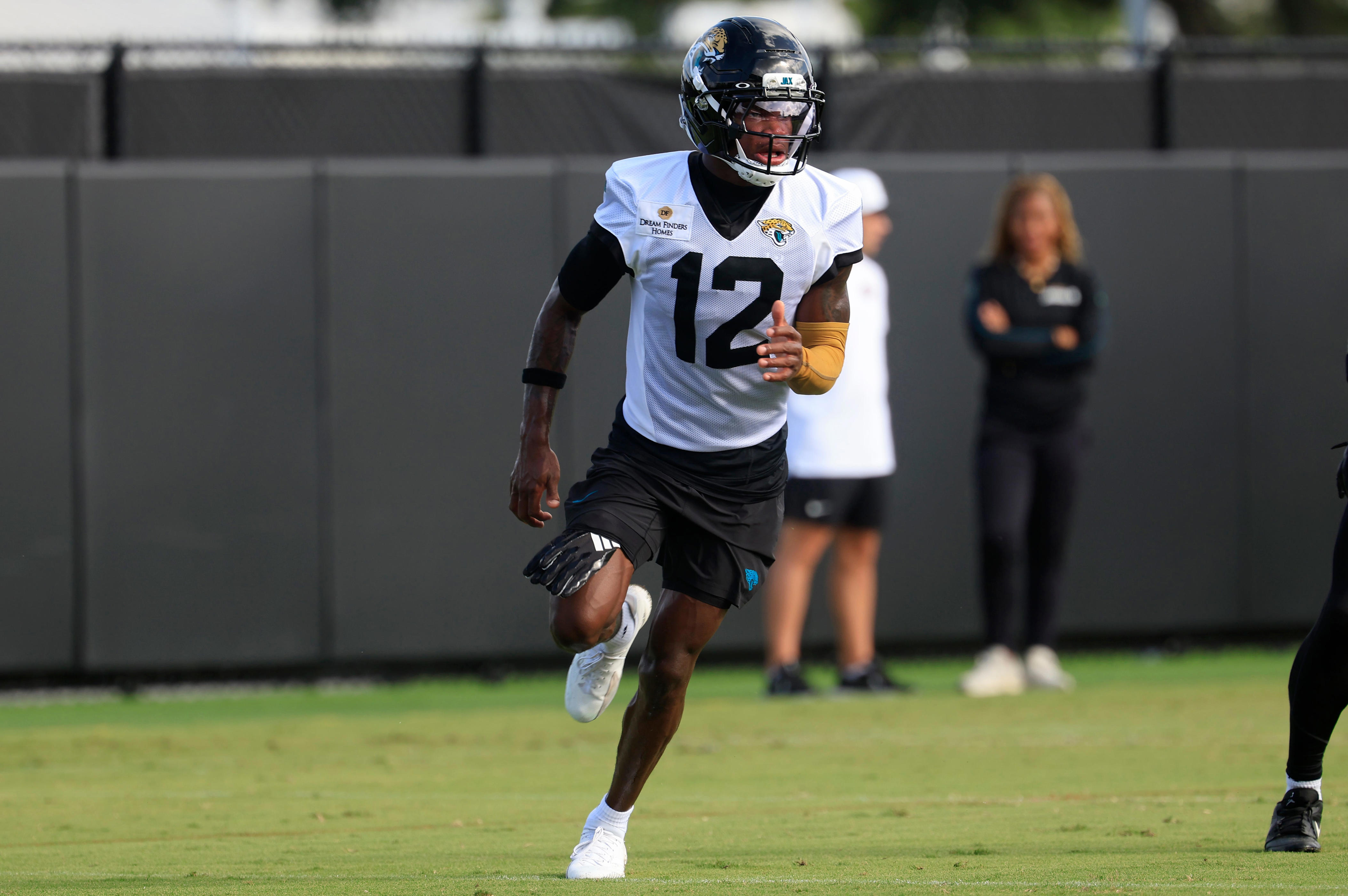Travis Hunter reportedly playing both offense and defense in Jaguars ...
