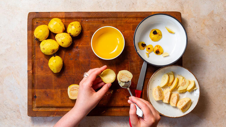 How To Eat Guava The Correct Way (Peel And All)