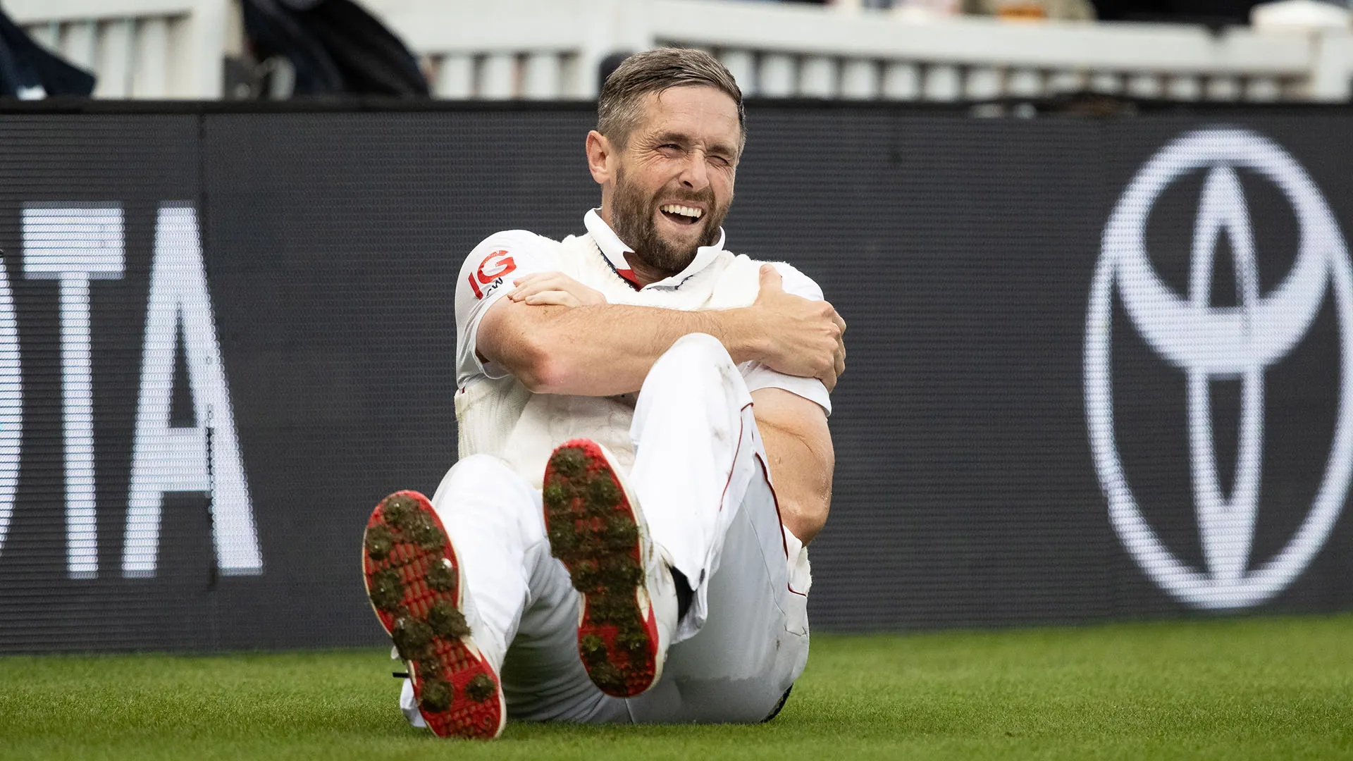 Il retombe mal et hurle de douleur : les photos du grave accident