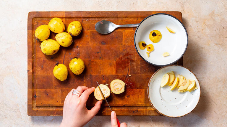 How To Eat Guava The Correct Way (Peel And All)