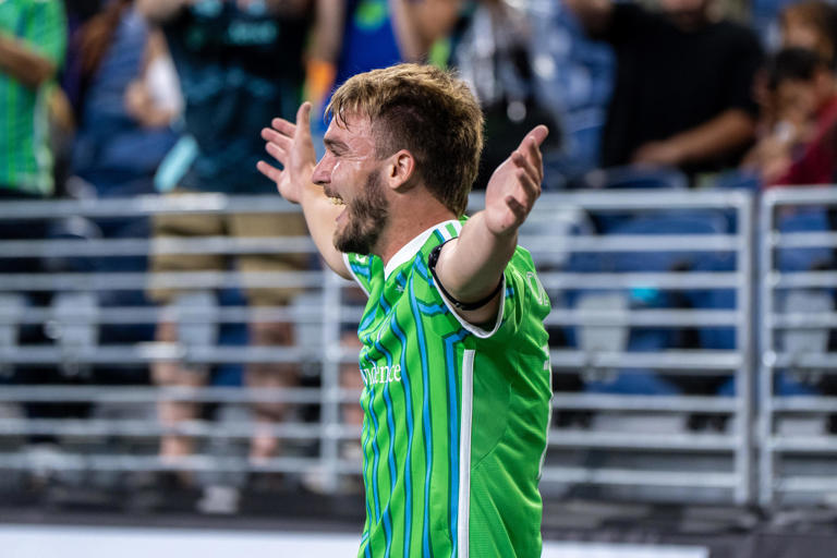 Absurd De La Vega strike helps Sounders to seven-goal Cruz Azul thrashing