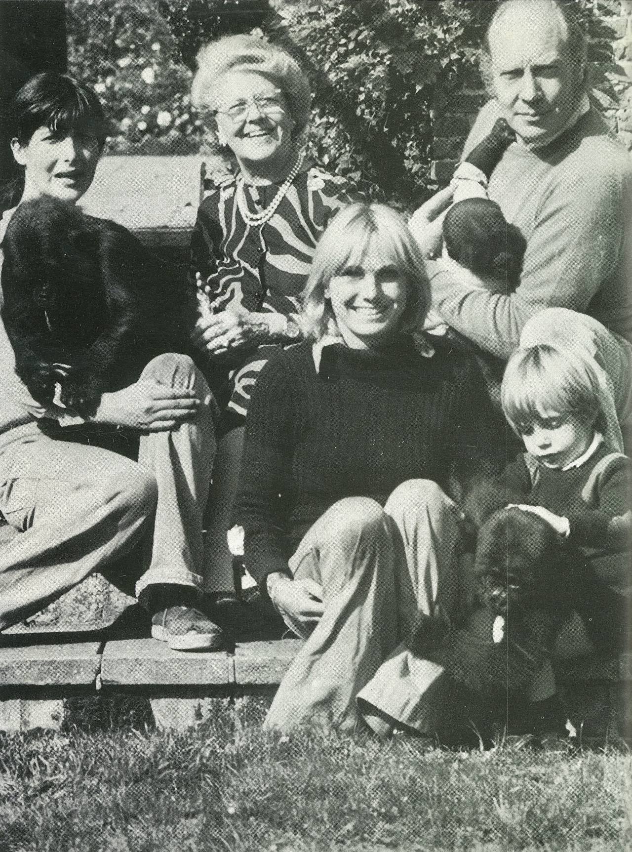 Sarah Aspinall, Model and Socialite Who Lived Without a Safety Net ...