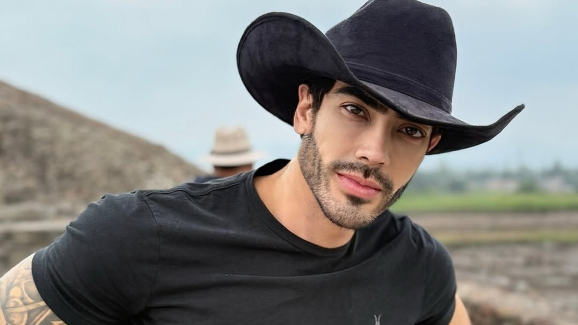 Mr. Model México 2025 deja su corona tras acoso digital