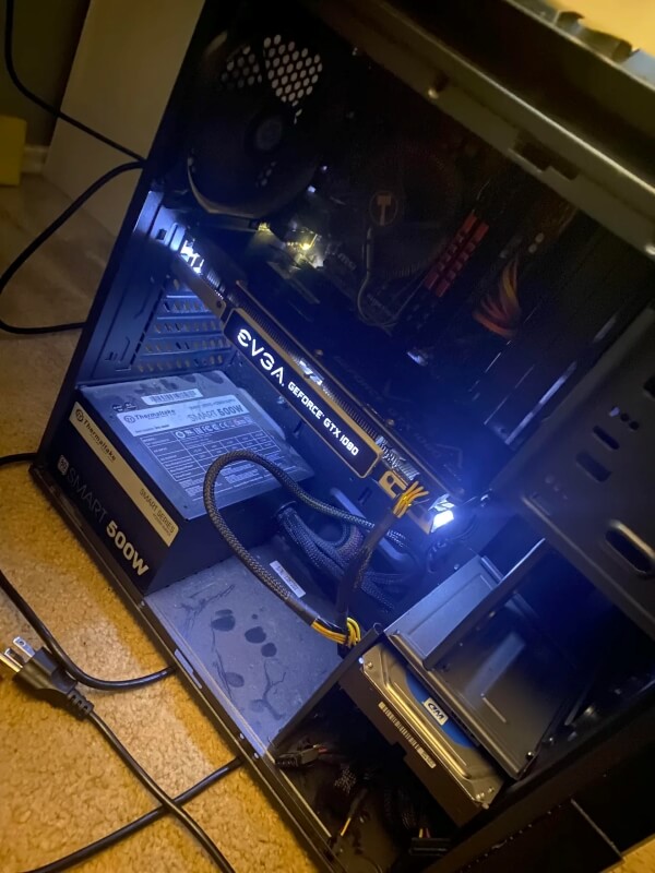 Dumpster diver builds incredible tech setup using materials found in ...